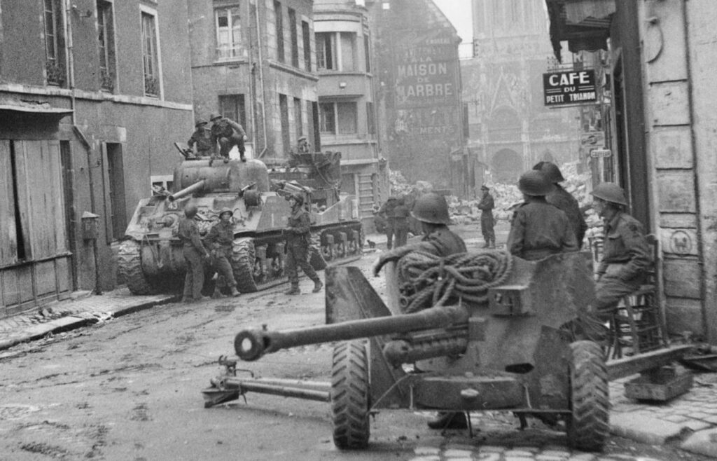 THE LIBERATION OF FRANCE - World War 2 Snapshots